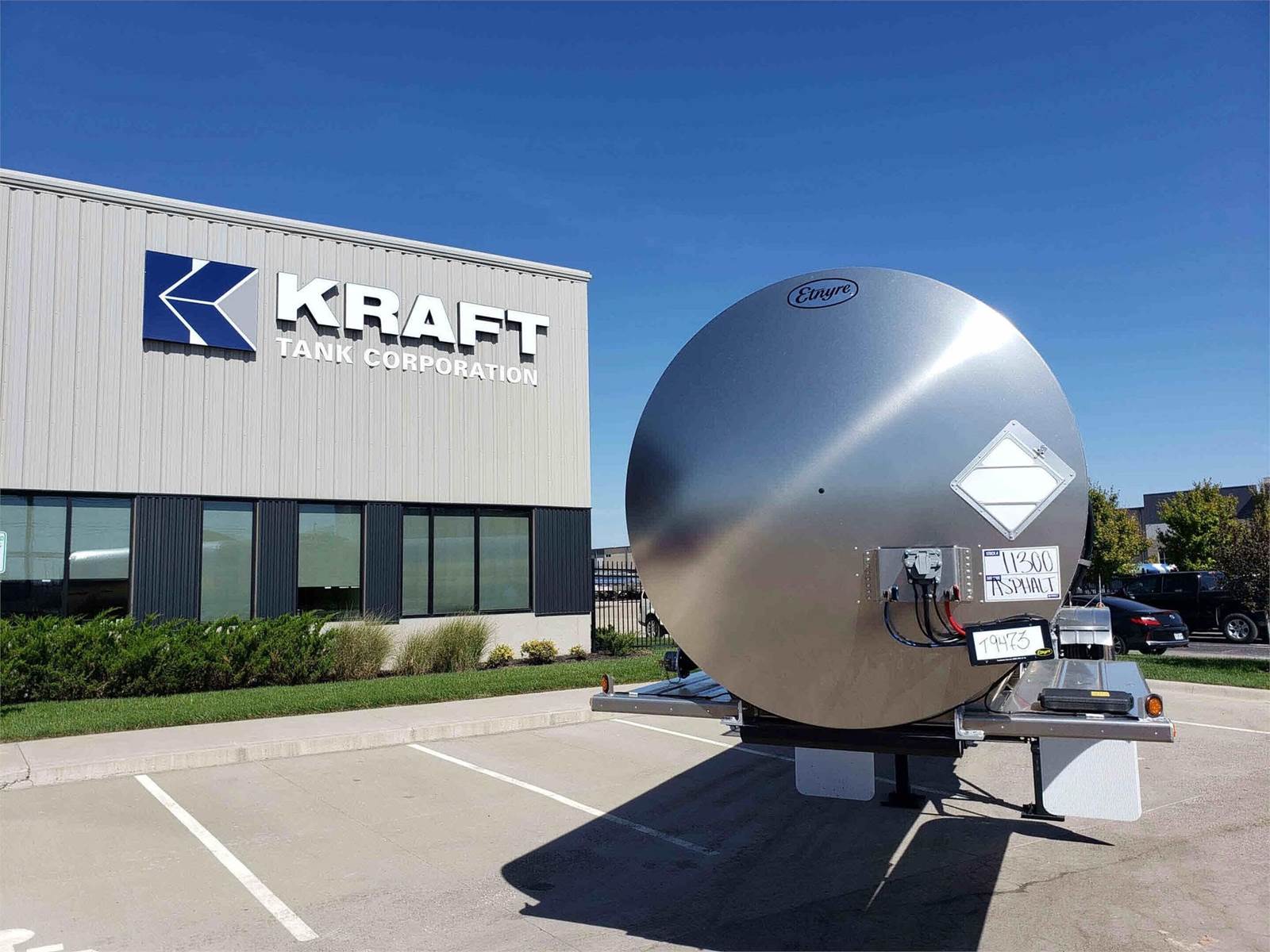 2025 Etnyre 7000 GALLON 500 DEGREE STEEL TANK W DISC BRAKES Asphalt ...