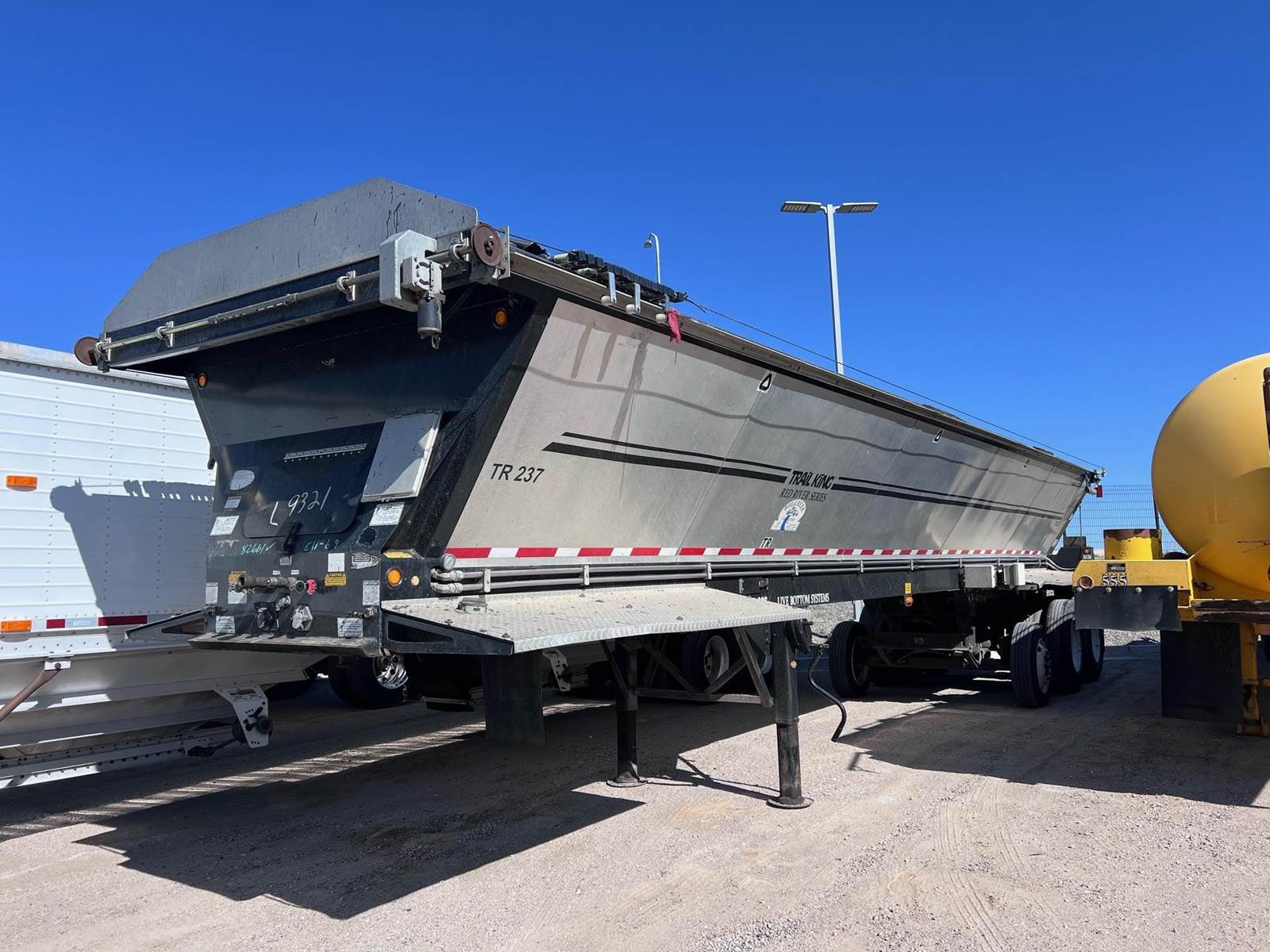 2017 Trail King TK LIVE BOTTOM ASPHALT BELT, TRI AXLE, AIR RIDE W Belt ...