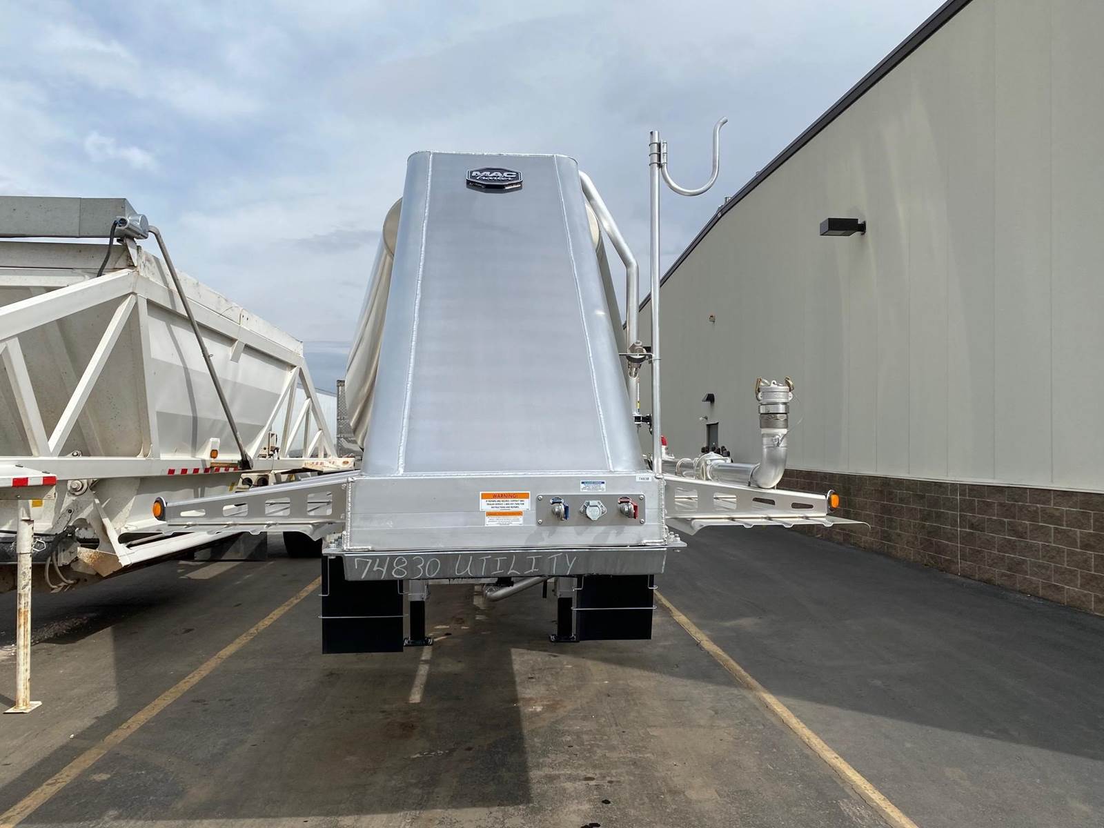 2025 MAC MAC 1000CU FT PNEUMATIC CEMENT TANKER, AIR RIDE Dry Bulk ...