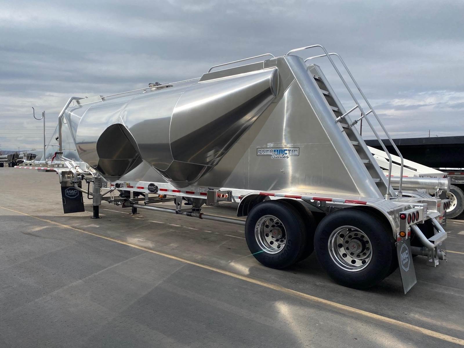 2025 MAC MAC 1000CU FT PNEUMATIC CEMENT TANKER, AIR RIDE Dry Bulk ...