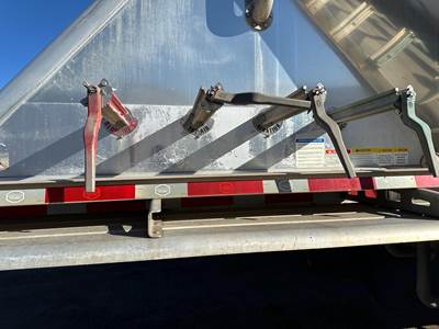 2015 MAC MAC 1050 3 HOPPER PNEUMATIC, AIR RIDE, REAR DISCHA Dry Bulk ...