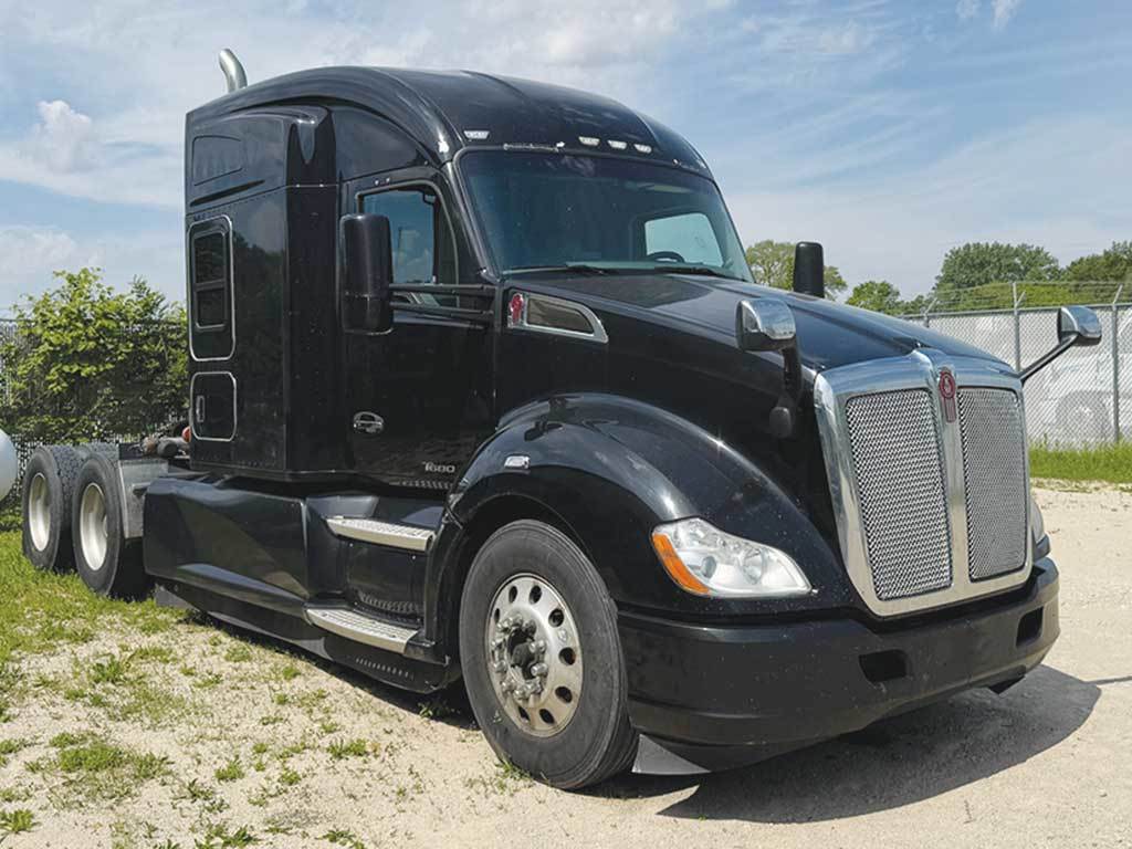 2017 Kenworth T680 Sleeper Semi Truck - 76" Mid-Roof, Cummins 500HP For ...