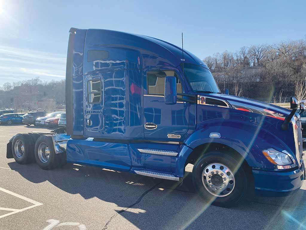 2017 Kenworth T680 Sleeper Semi Truck - 76" High-Roof, Cummins 450HP ...