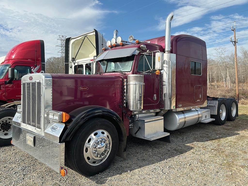 2004 Peterbilt 379EXHD Sleeper Semi Truck - 70" Unibilt Stand-Up ...