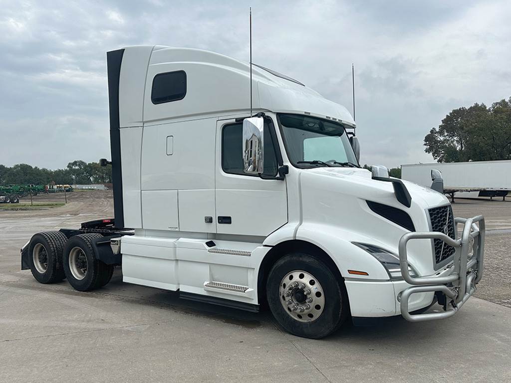 2022 Volvo VNR 660 Sleeper Semi Truck - D13 455HP For Sale | Fort Worth ...