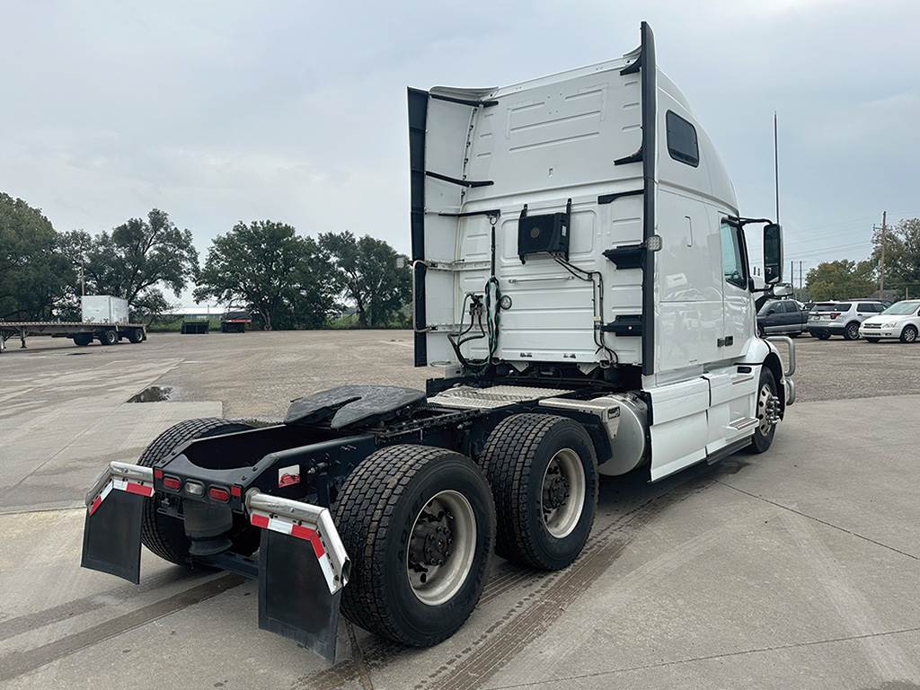2022 Volvo VNR 660 Sleeper Semi Truck - D13 455HP For Sale | Fort Worth ...