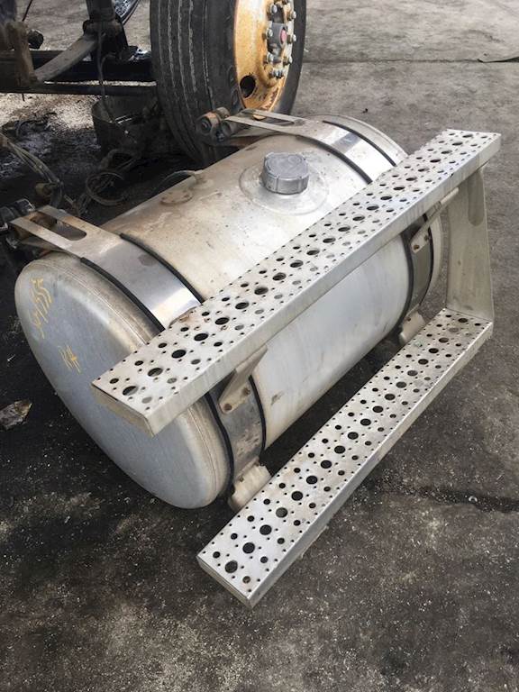 2005 Used RH Side Fuel Tank 70 Gallons With Straps & Steps For Sale ...