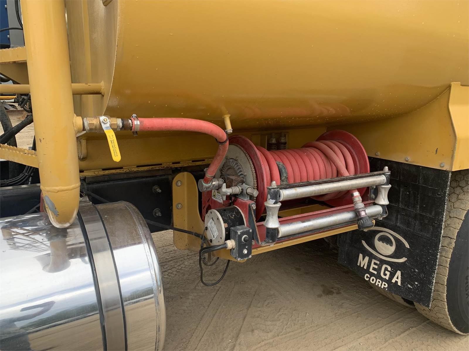 2016 Caterpillar CT660L 4000 Gallon Water Truck - CT13, Automatic For ...