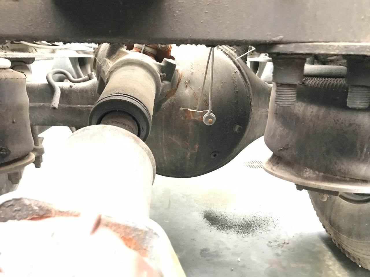 2000 Eaton DS404 Rear Axle Housing for a Freightliner C120 Century For ...