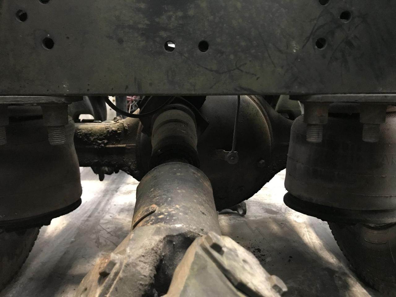 2001 Eaton DS404 Rear Axle Housing for a Freightliner FLD120 For Sale ...
