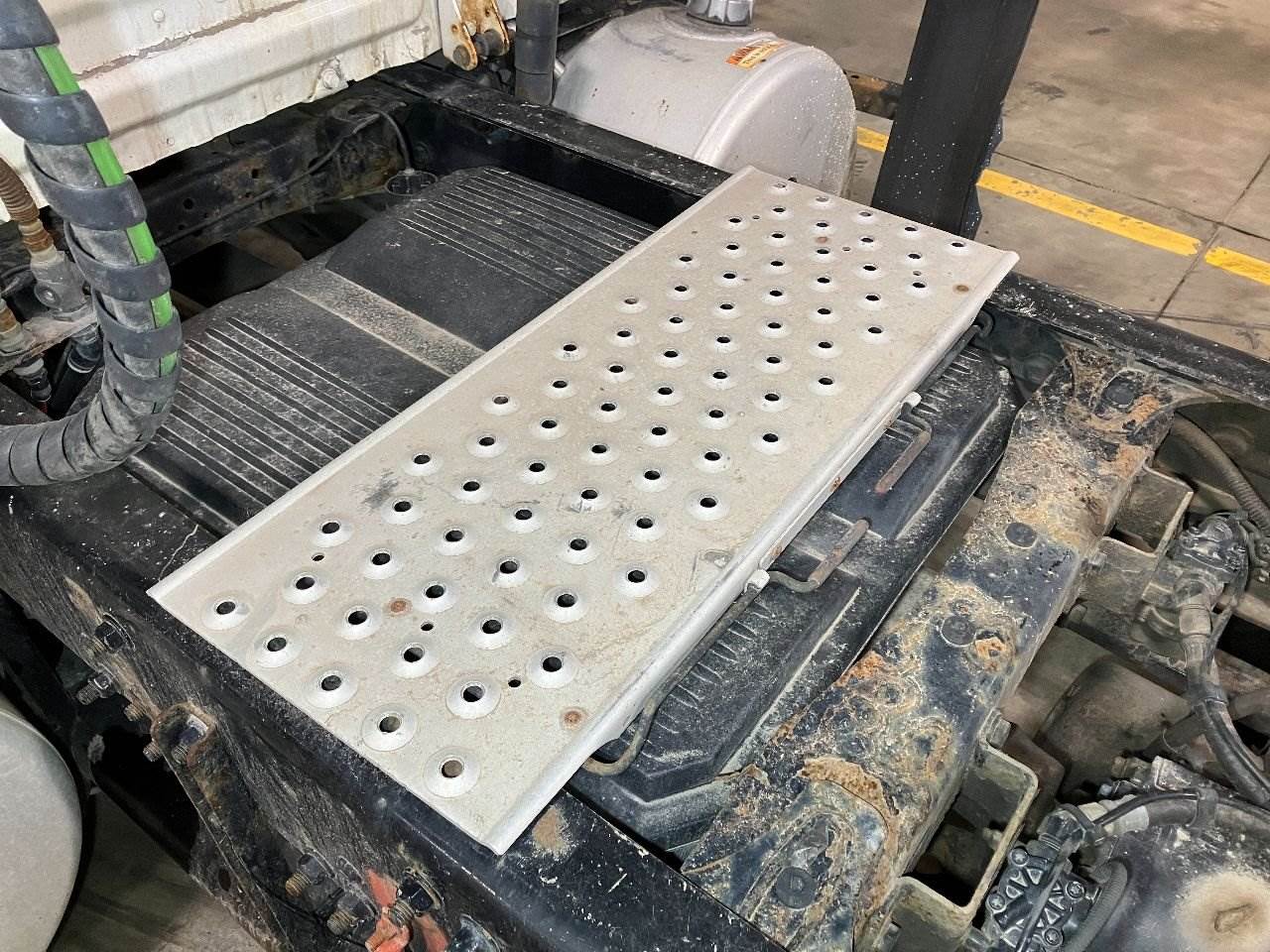 2015 Freightliner Cascadia Deck Plate / Catwalk For Sale | Sioux Falls ...