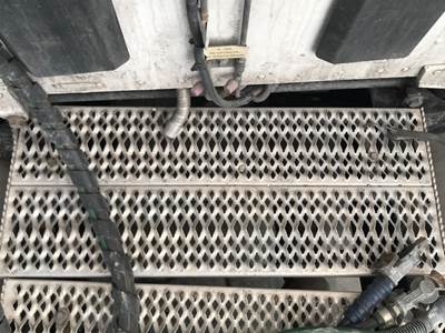 2017 Peterbilt 579 Deck Plate / Catwalk For Sale | Council Bluffs, IA ...