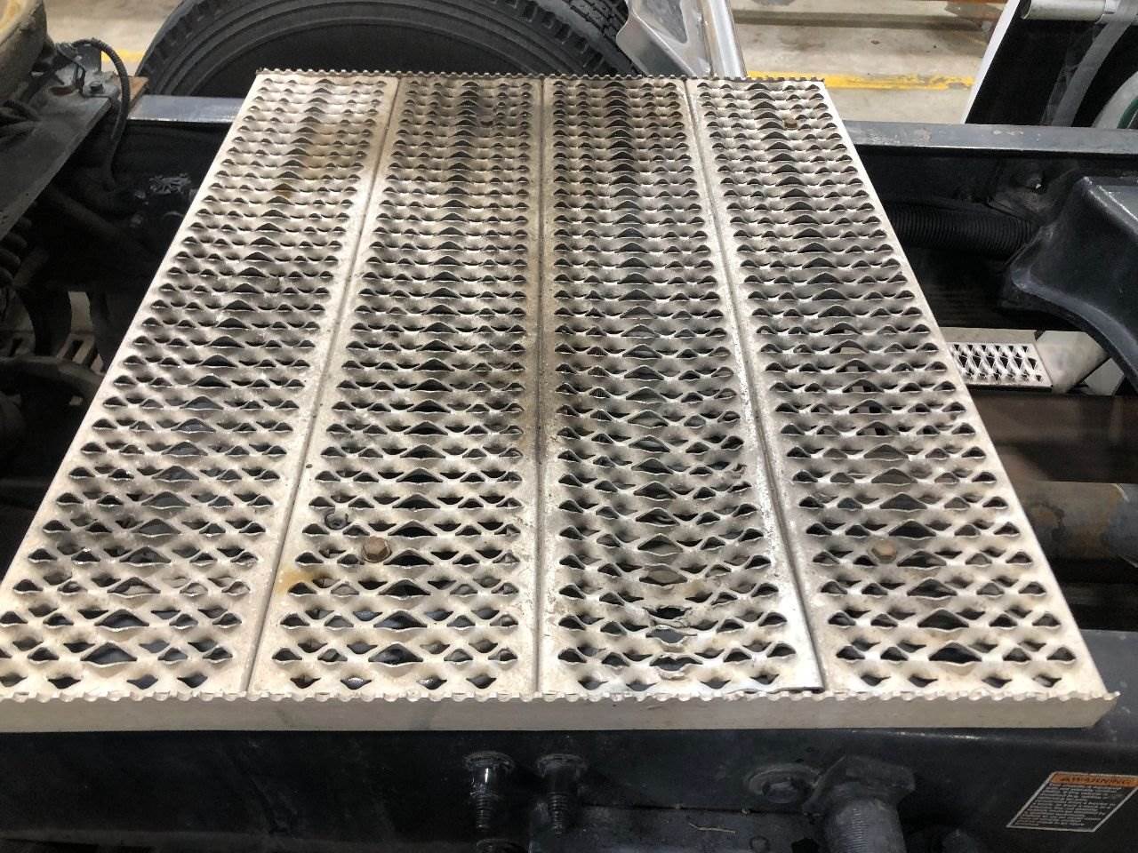 2013 Peterbilt 587 Deck Plate / Catwalk For Sale | Sioux Falls, SD | 01 ...