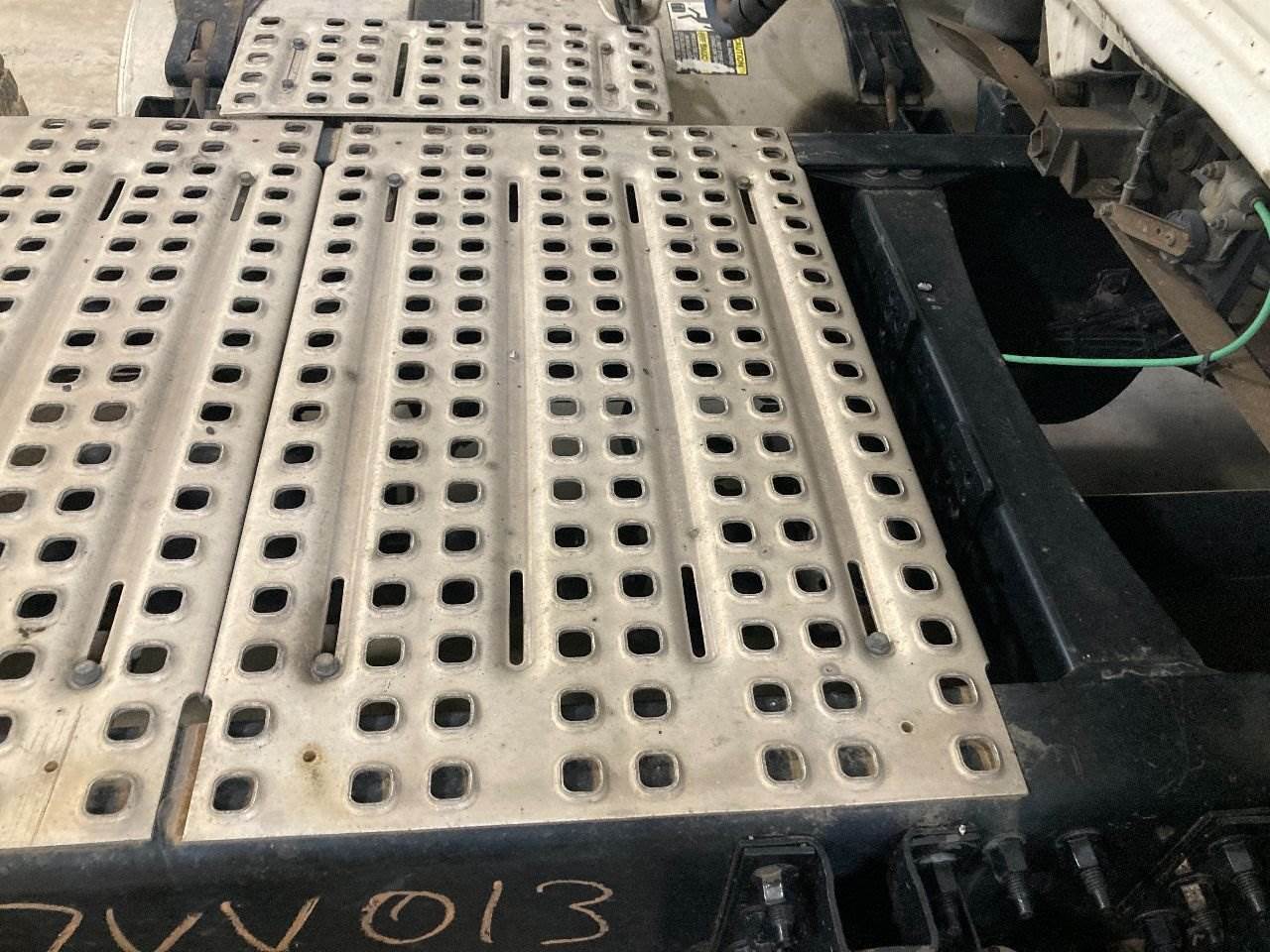 2017 Volvo VNL Deck Plate / Catwalk For Sale | Winimac, IN | 25615210 ...