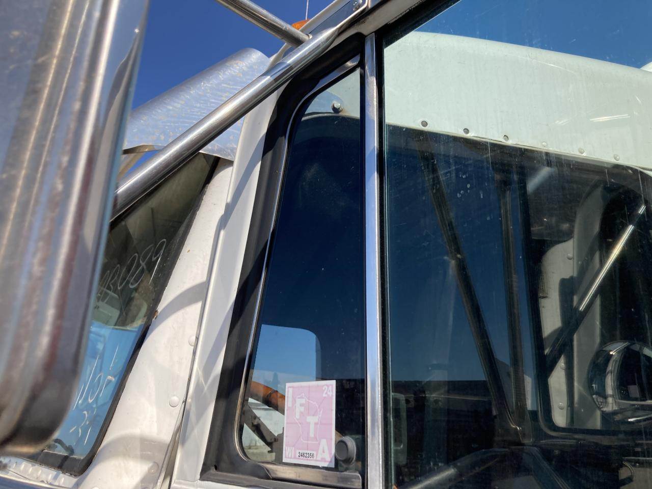 2001 Peterbilt 379 Door Vent Glass For Sale | Spencer, IA | 25698044 ...