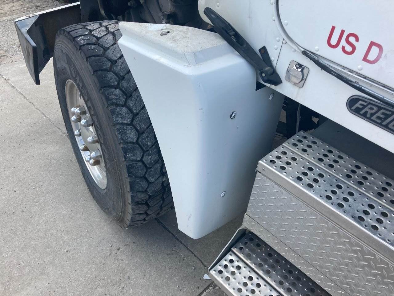 1996 Freightliner FLD120 Fender For Sale | Kansas City, MO | 25289045 ...