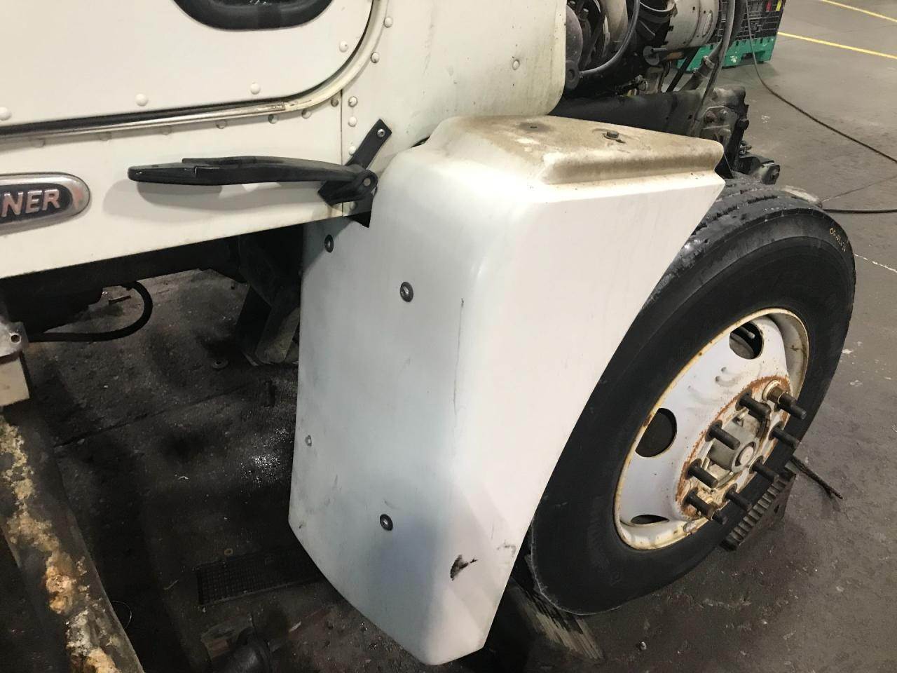 2000 Freightliner FLD120 Fender For Sale | Kansas City, MO | 25706169 ...