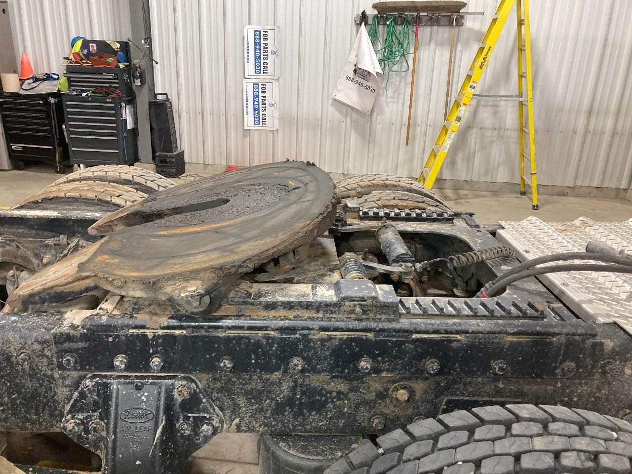 2000 Holland FW35 Fifth Wheel for a Peterbilt 379 For Sale | Sioux ...