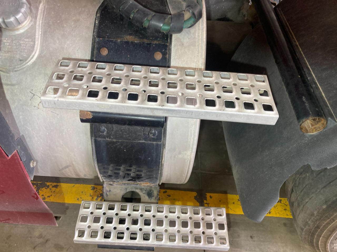 2014 Volvo VNL Fuel Tank Strap / Bracket For Sale | Sioux Falls, SD ...