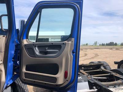 Freightliner Interior Door Panels For Sale | MyLittleSalesman.com