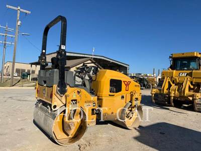 2015 Caterpillar CB34B Smooth Drum Roller Compactor For Sale, 5,230 ...