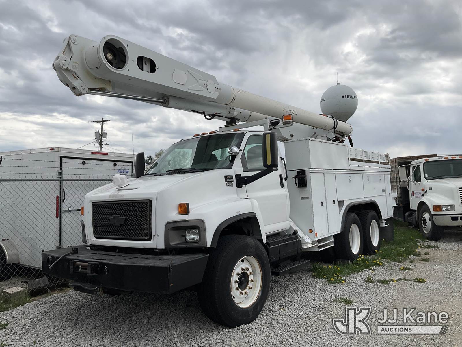 2006 Altec AM650-MH, Over-Center Material Handling Bucket Truck For ...