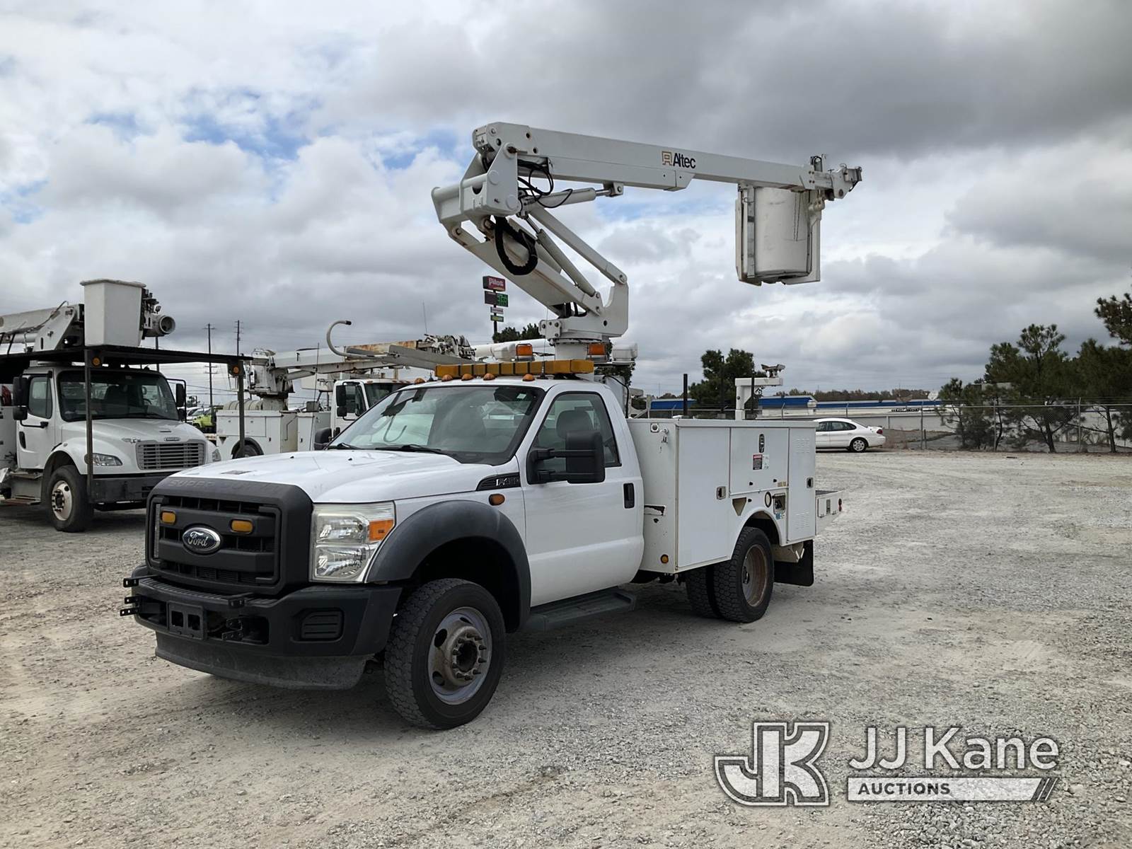 2011 Altec AT235, 40 ft, Articulating & Telescopic Non-Insulated Bucket ...