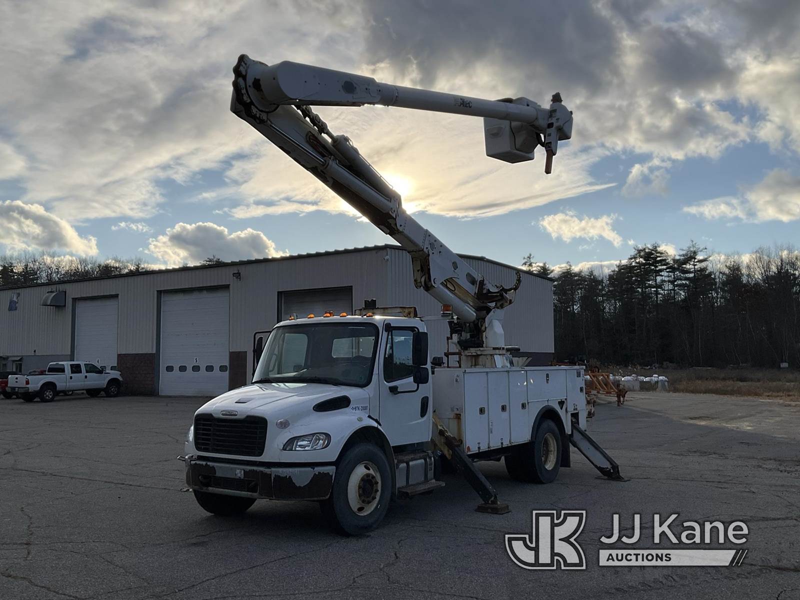 2014 Altec AM55E-MH, 60 ft, Over-Center Material Handling Bucket Truck ...