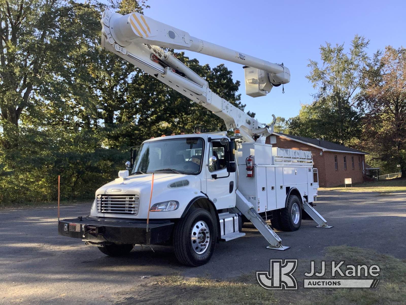 2017 Altec AM55, 60 ft, Over-Center Material Handling Bucket For Sale ...