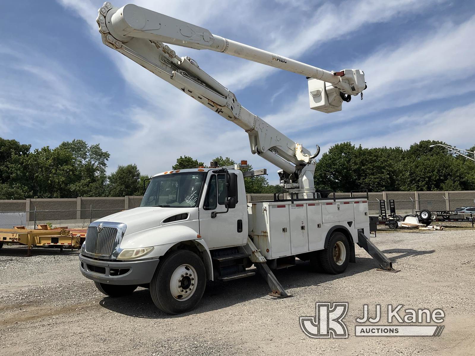 2009 Altec AM55-E, 60 ft, Over-Center Material Handling Bucket Truck ...