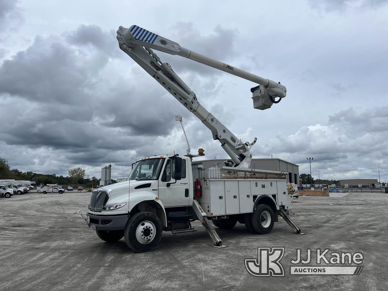 2013 Altec AM55, 60 ft, Over-Center Material Handling Bucket Truck For ...