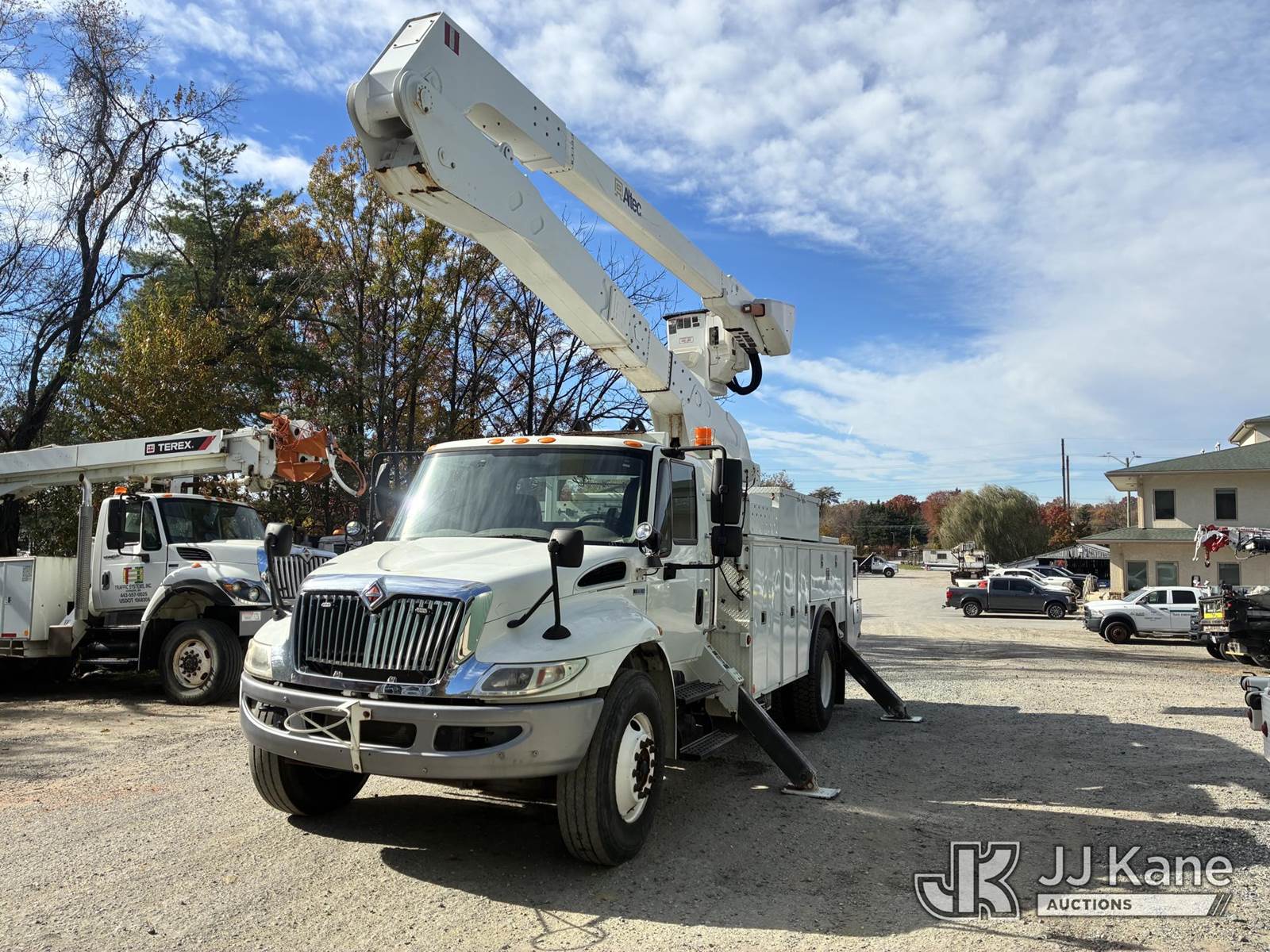 2014 Altec A55E-OC, 400 Lb 60 ft, Over-Center Material Handling Bucket ...