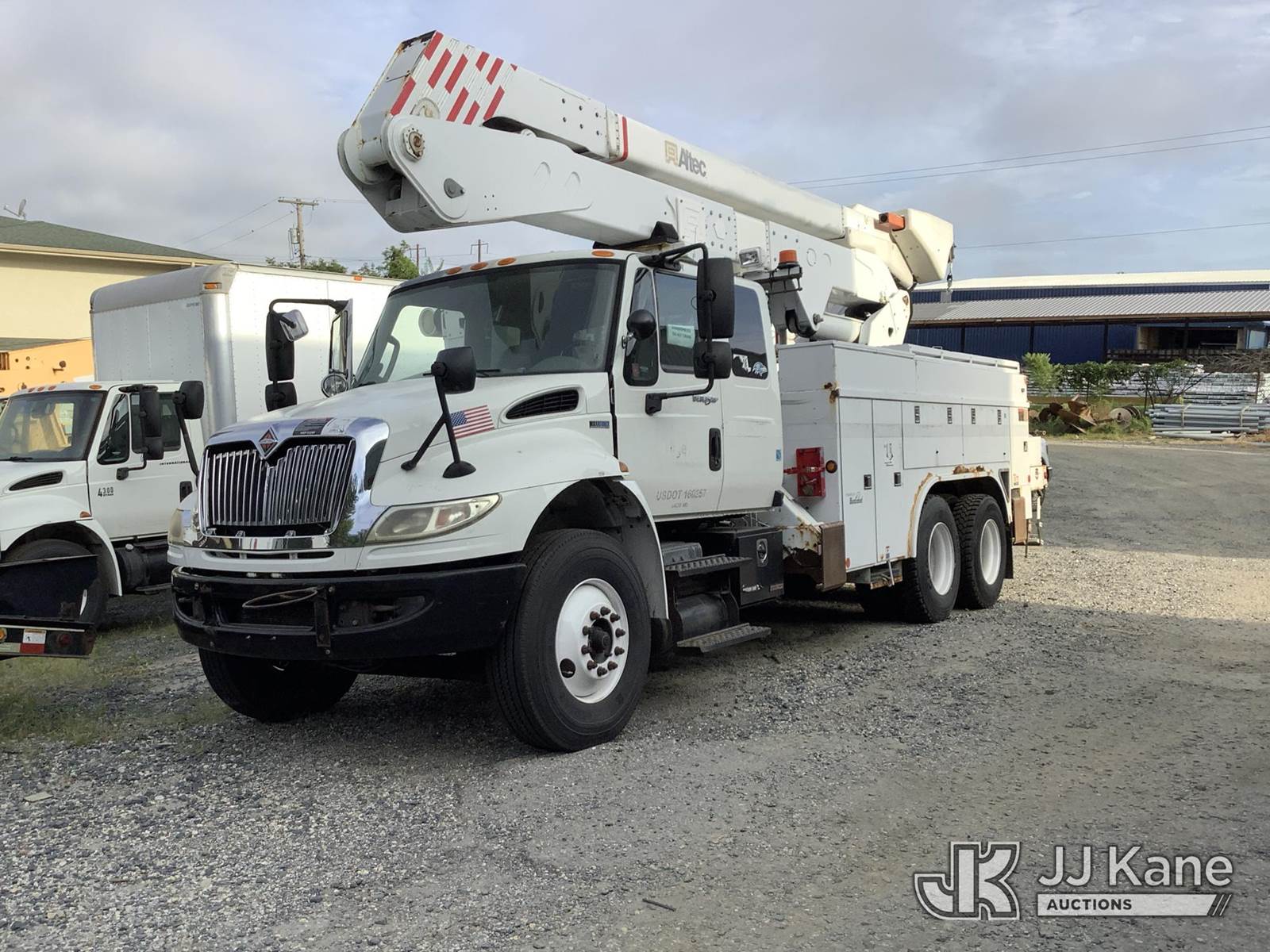 2012 Altec A55E-OC, 800 Lb 60 ft, Over-Center Material Handling Bucket ...