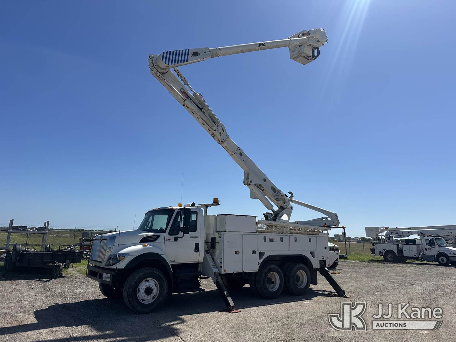 2013 Altec AM60E, 65 ft, Over-Center Material Handling Bucket Truck For ...