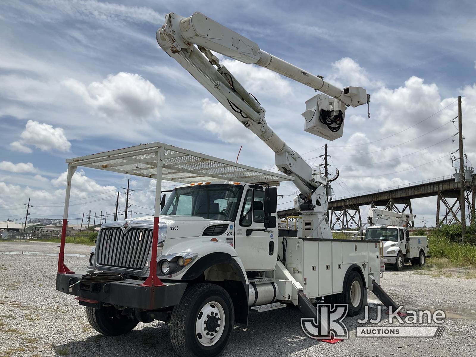 2011 Altec AM650, 55 ft, Over-Center Material Handling Bucket Truck For ...