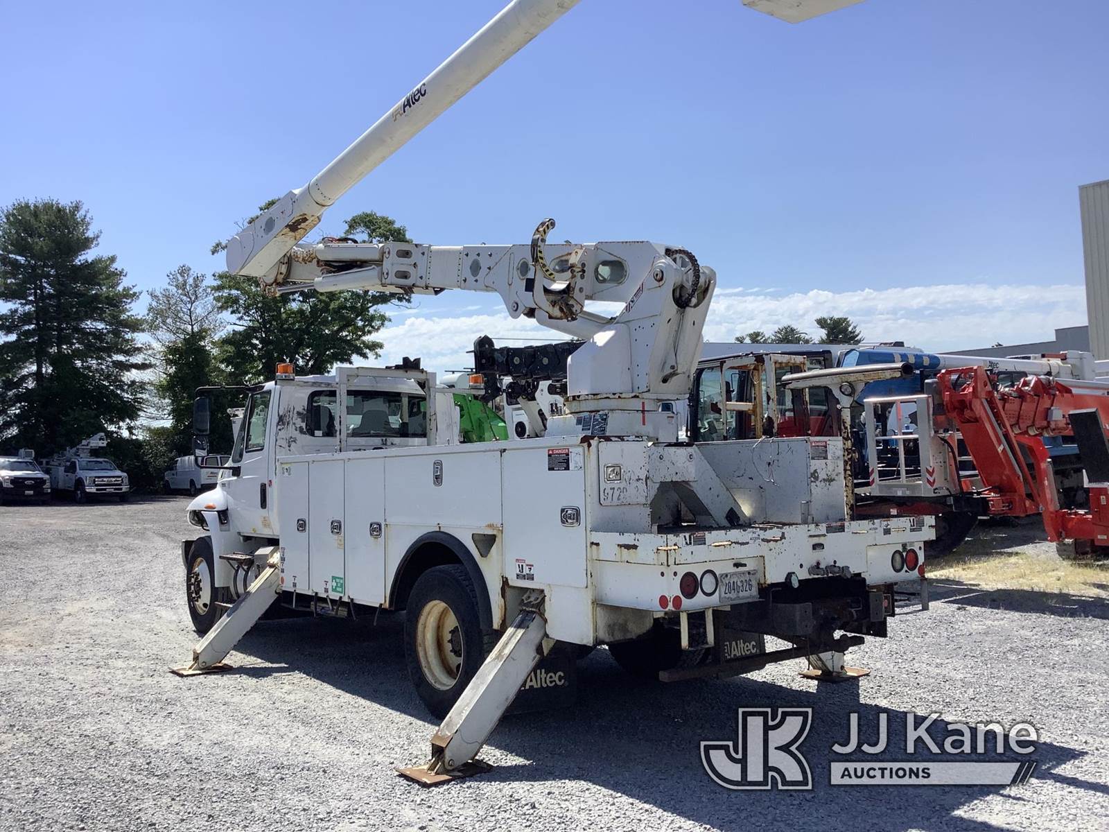 2018 Altec AM55-MH, 60 ft, Over-Center Material Handling Bucket For ...