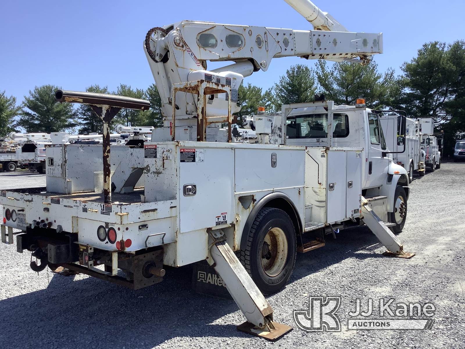 2018 Altec AM55-MH, 60 ft, Over-Center Material Handling Bucket For ...