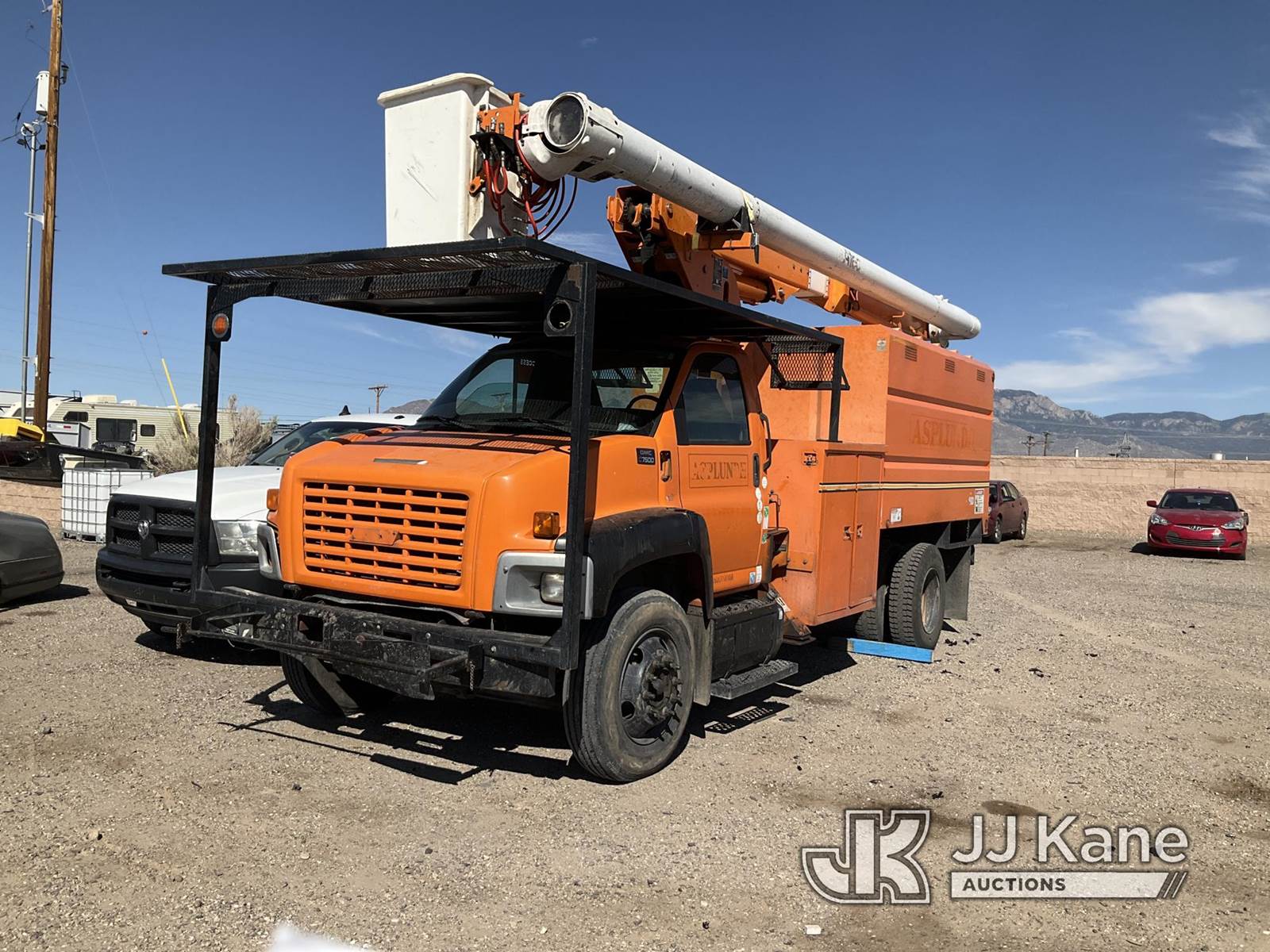 2005 Altec LRV55, 60 ft, Over-Center Bucket Truck For Sale ...