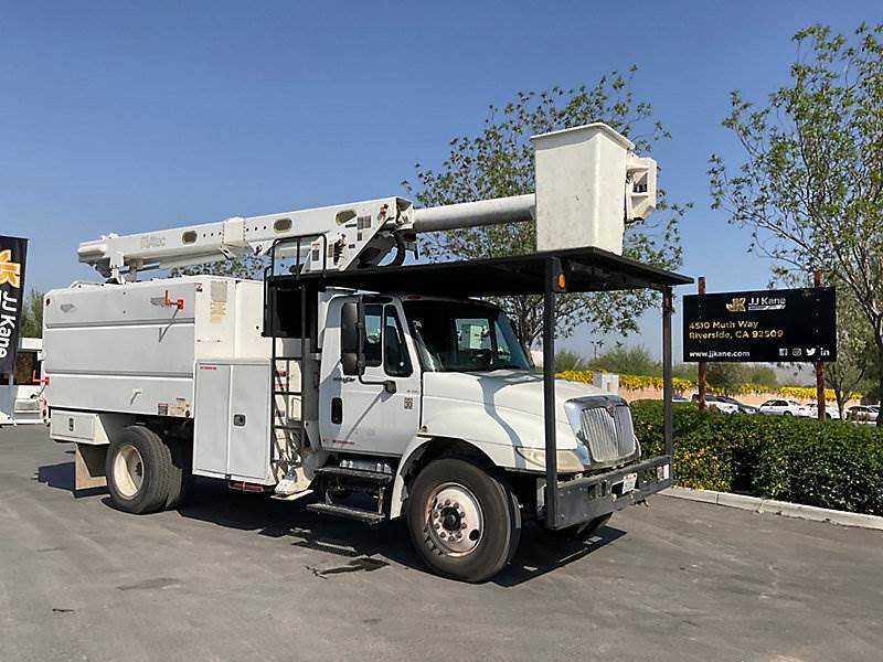 Altec LRV-56, 350 Lb 61 ft, Over-Center Bucket with Single Man Bucket ...
