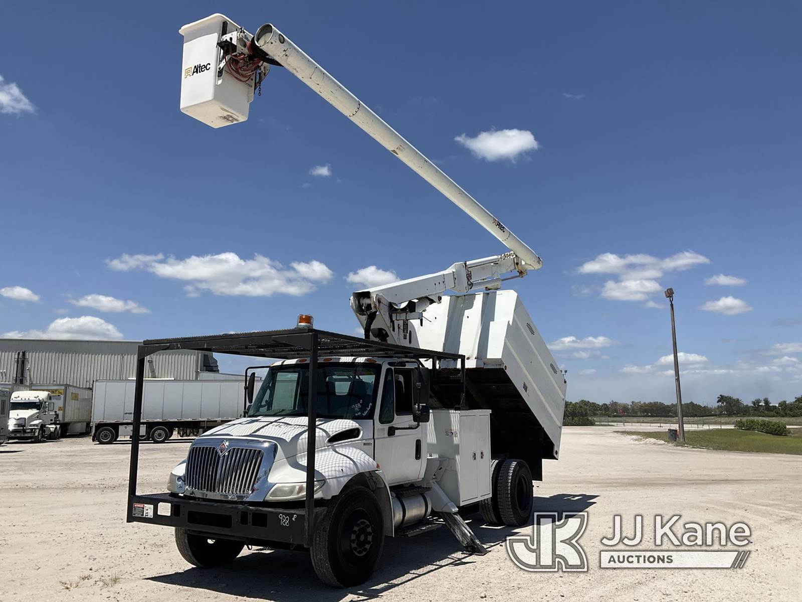 2011 Altec LRV-56, 61 ft, Over-Center Bucket Truck For Sale, 13,683 ...