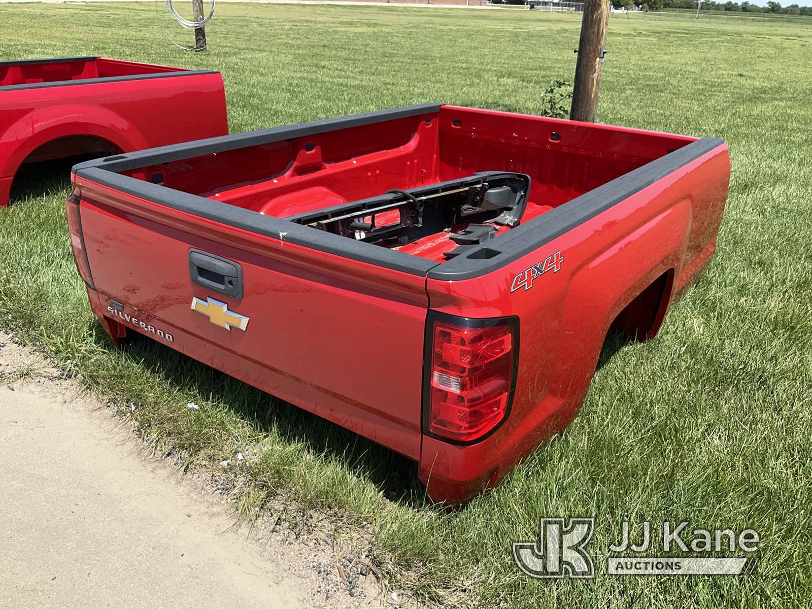 2015 Chevrolet Silverado 4x4 Truck Bed With rear bumper (Light Hail ...