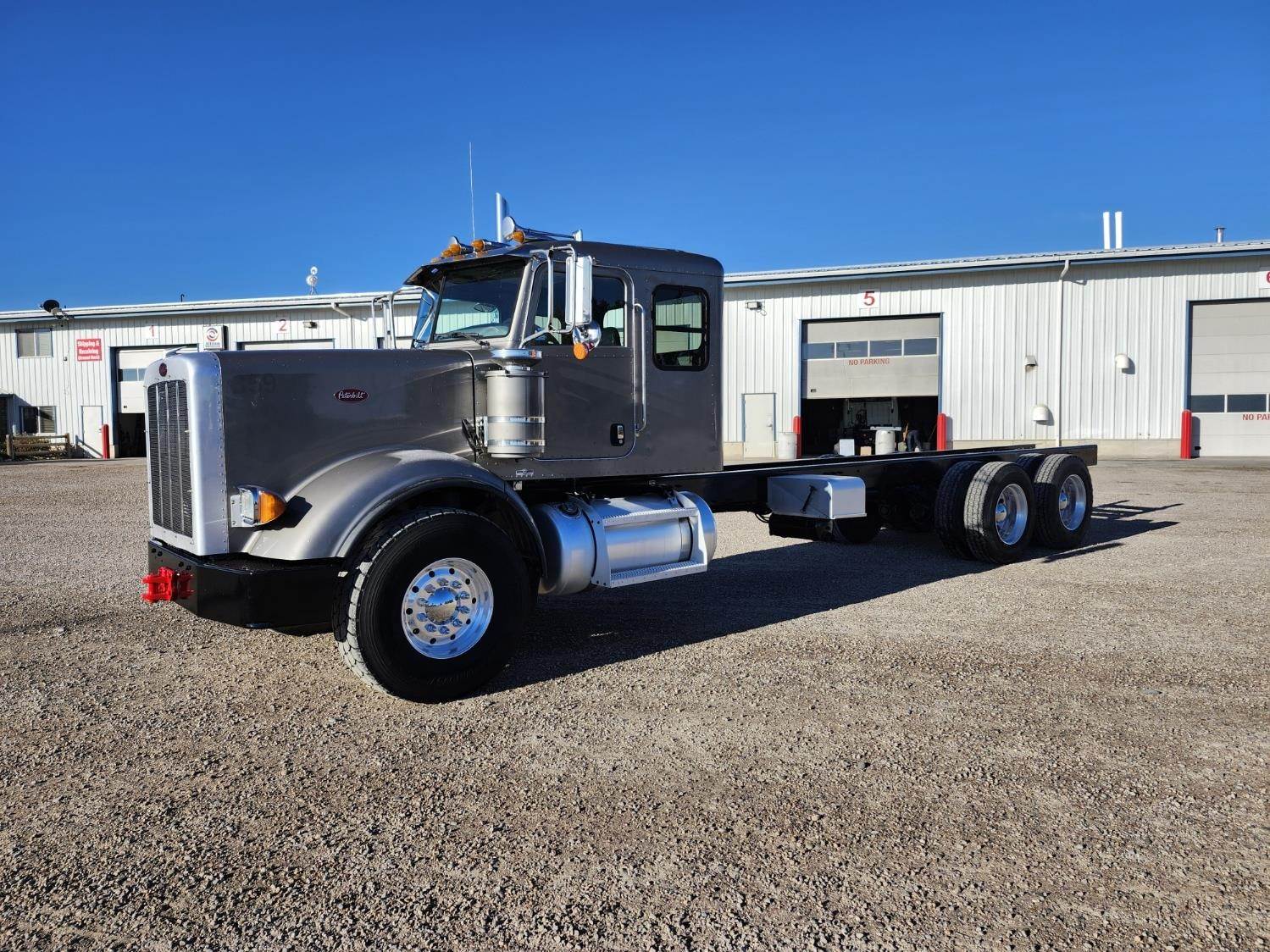 2015 Peterbilt 367 Tandem Axle Cab & Chassis Truck - Cummins, 475HP, 10 ...