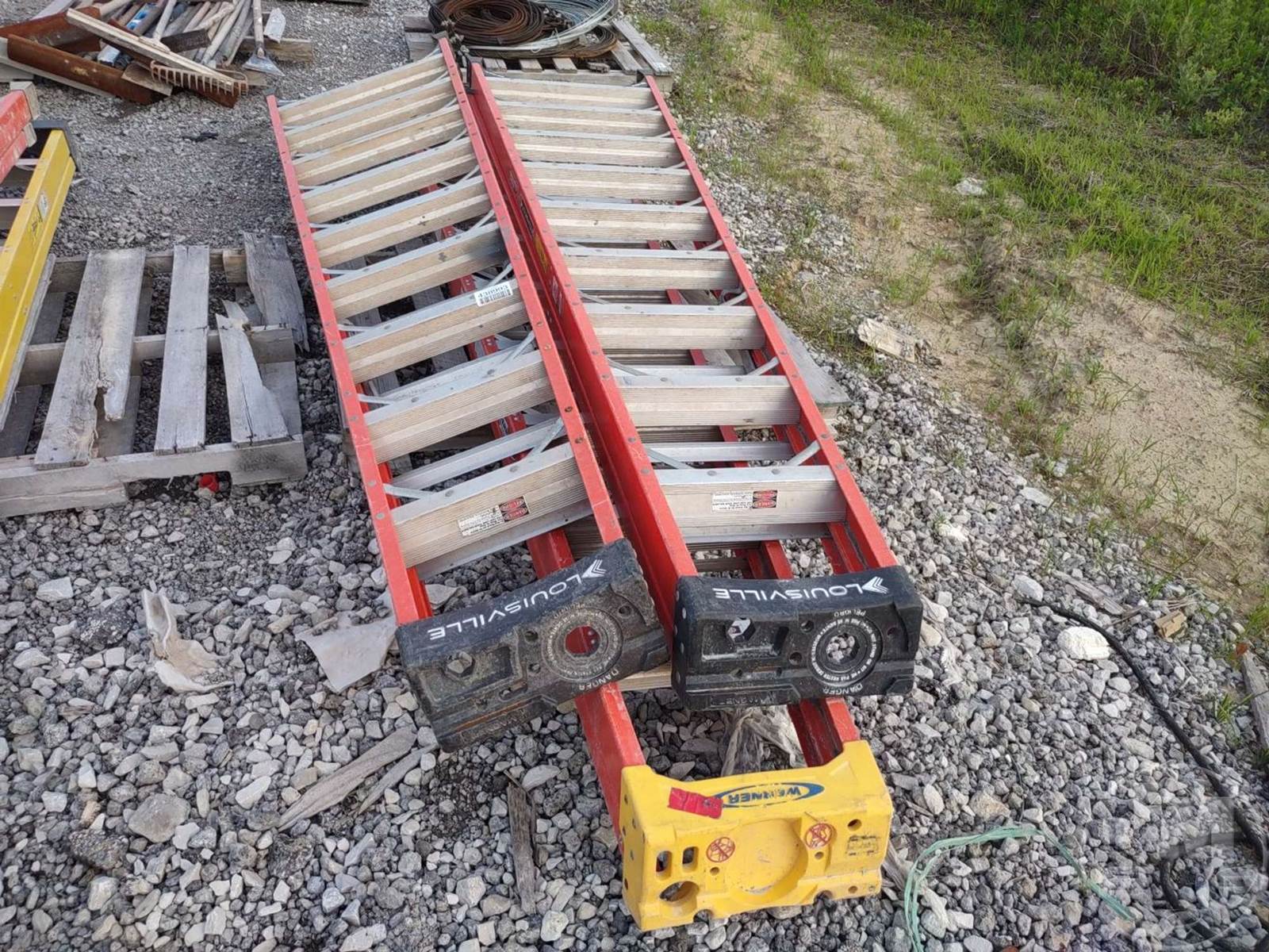 Pallet Of 10FT Fiberglass Ladders For Sale | Clayton, IN | 438993 ...
