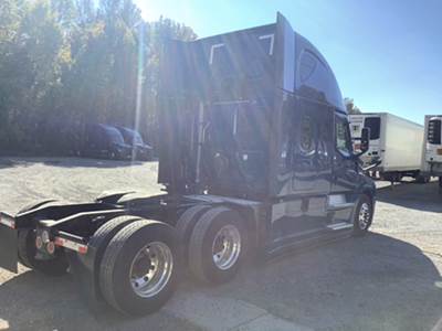 2022 Freightliner Cascadia Sleeper Semi Truck - 72" Raised Roof w ...