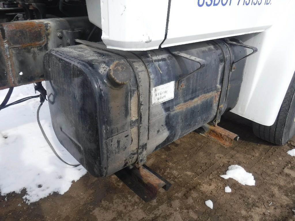 Freightliner FL70 Right Fuel Tank for a 1999 Freightliner FL60-70-80 ...