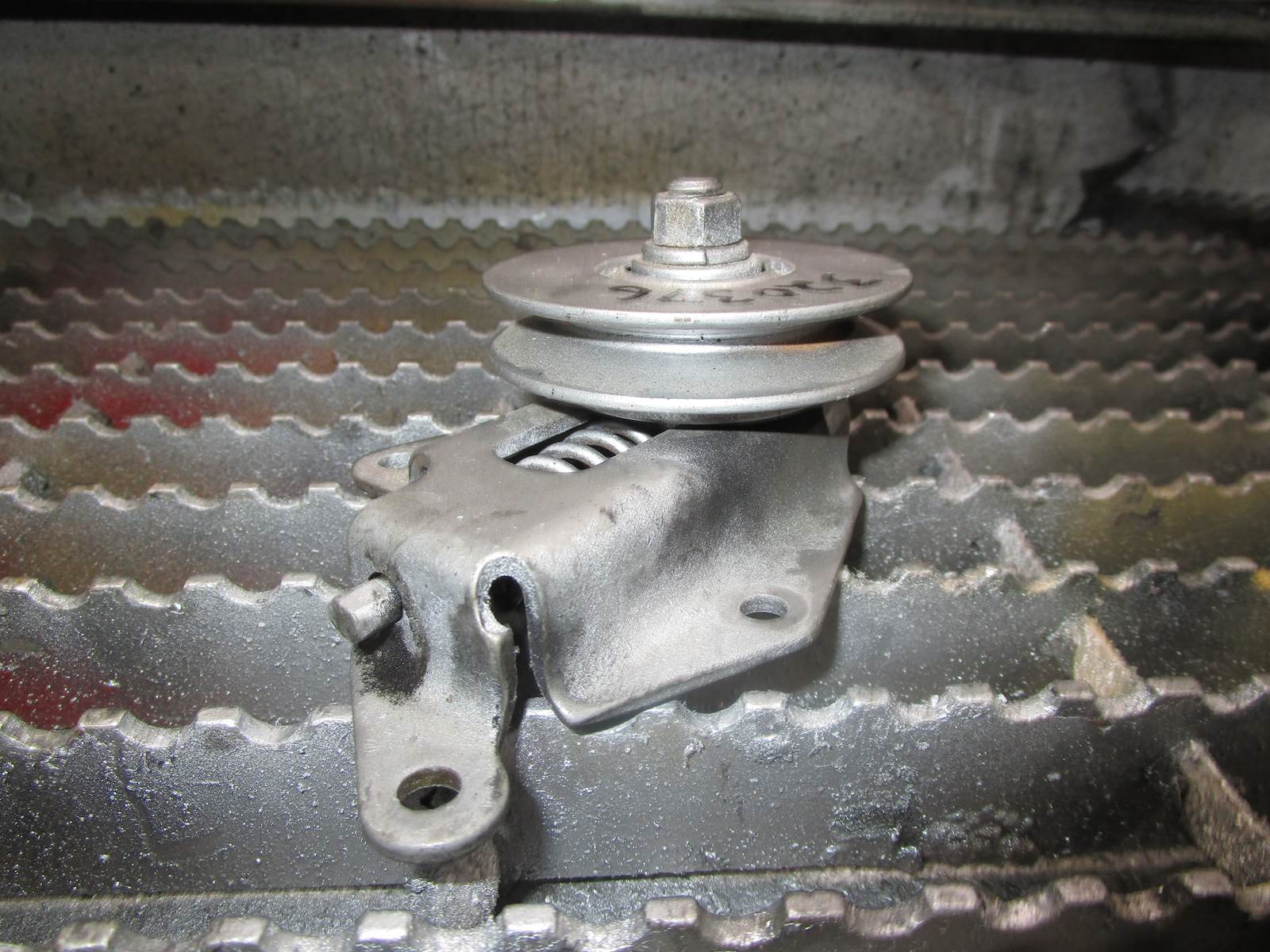 (GOOD USED) 2005 Kubota D722 Diesel Engine Idler Pulley OEM-Part For ...