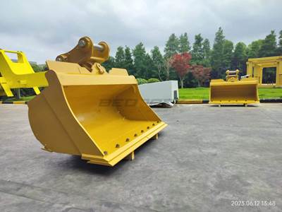 Bedrock 72" Tilt Ditch Cleaning Bucket for Caterpillar 320 B Linkage ...