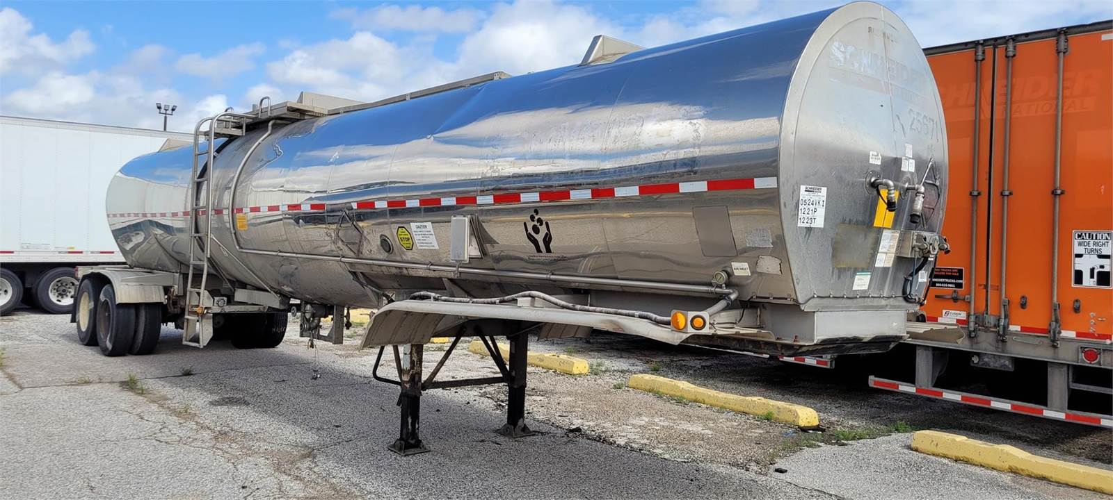 2002 Brenner DOT 407 | 7000 GAL | CENTER DIS | IN TEST Chemical / Acid ...