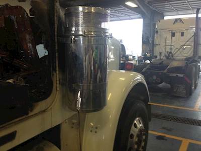 Freightliner Classic Air Cleaner / Air Filter Housing for a 2009 ...