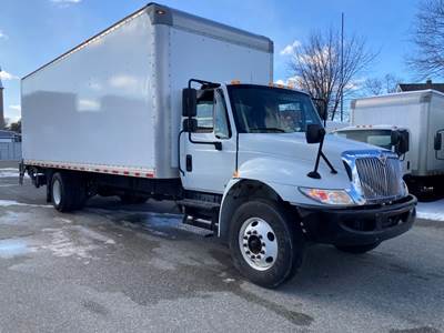 2019 International 4300 26 ft Box Truck - 260HP, 6 Speed Manual, Roll ...